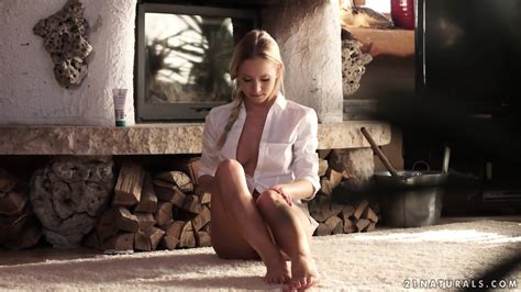 KIARA LORD SUPER HOT TEEN KNOWS HOW TO USE HER FEET