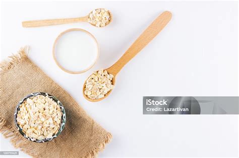 귀리 우유 종이 컵에 유기농 귀리 우유 귀리 플레이크가 있는 건강한 비건 비유제품 유기농 음료 채식주의 식단의 개념 폐기물 제로 맨 위 보기 복사 공간 0명에 대한 스톡