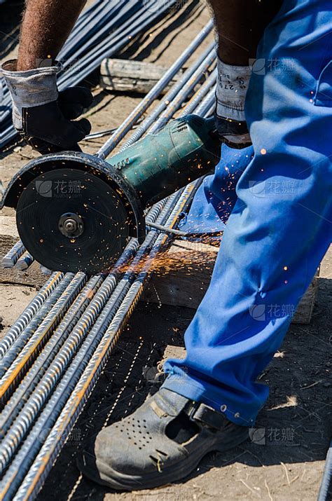 工人切割钢筋用于建筑电枢