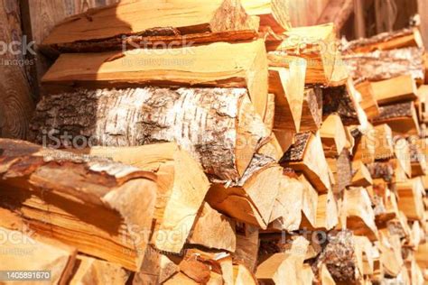 나무 더미에 쌓인 잘게 잘린 장작 난로 또는 벽난로에 불을 붙이기 집을 데우기 위해 경제 연료 위기의 개념 가득 찬에 대한 스톡