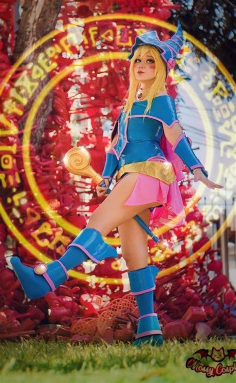Hermosa Cosplayer Da Vida A La Maga Oscura De Yu Gi Oh