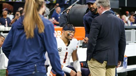 Bears Qb Justin Fields Says He Has Separated Left Shoulder Espn