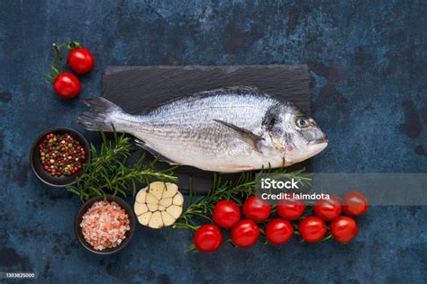 진한 파란색 배경에 향신료가있는 원시 도라도 물고기 지중해 해산물 개념 상단 보기 복사 공간 개념에 대한 스톡 사진 및 기타 이미지 Istock