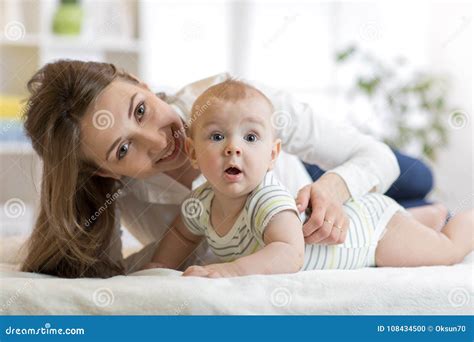 Mamma E Piccolo Figlio Sul Letto Bambino Infantile Dabbraccio Della