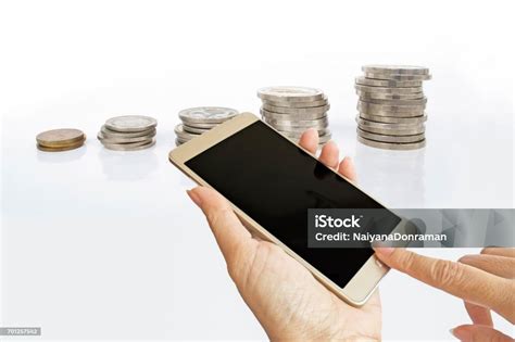 동전으로 그래프의 배경을 흐리게에 스마트 휴대 전화를 사용 하는 손 경제에 대한 스톡 사진 및 기타 이미지 경제 공란 교육 Istock