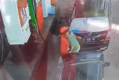 Viral Video Detik-detik Pria Ditabrak Saat Isi Bensin Di SPBU - LambeTurah Official Website