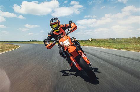 Motorrad Vergleich Ktm 690 Smc R 2023 Vs Husqvarna 701 Supermoto 2023
