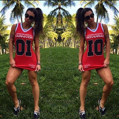 Jaque Khury chama atenção ao posar só de regata Quem QUEM News