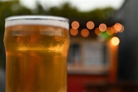 보케 효과와 흐릿한 배경이 있는 유리잔에 맥주 복사 공간 0명에 대한 스톡 사진 및 기타 이미지 0명 렌즈 플레어 마실 것 Istock