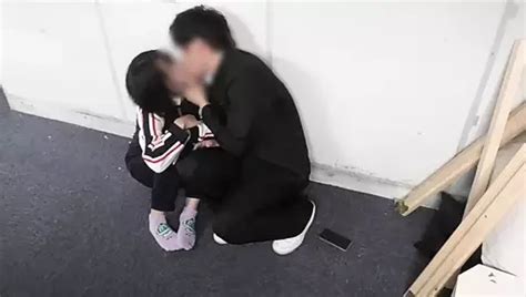 我很兴奋在火车上看到她的身体以至于我们一下火车就做爱了 xHamster