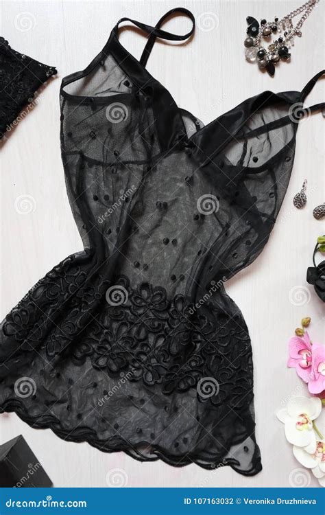 Muñeca Del Color Del Negro Sexy Ate La Ropa Interior Del ` S De Las