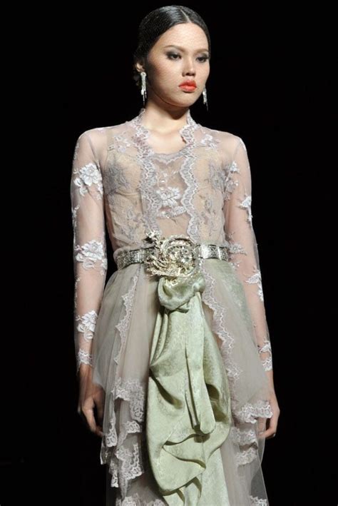 Model Kebaya Brokat Modern Modifikasi Terbaru