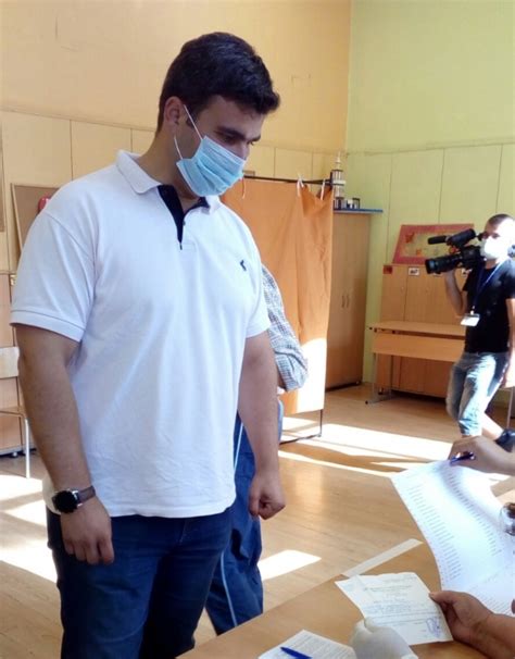 Водачът на листата на Изправи се Мутри вън Андрей Вълчев гласува във Враца за промяната