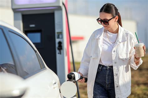 전기 자동차 충전소에 있는 여자 현대 기술 지속 가능한 에너지 깨끗한 공기 여행하는 젊은 관광객 여자 전기 연료 및 전력 생산에 대한 스톡 사진 및 기타 이미지 Istock