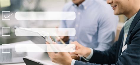 비즈니스 성과 체크리스트 개념 태블릿과 노트북을 사용하는 사업가가 온라인 체크리스트 설문조사를 하고 디지털 양식 체크리스트를 작성합니다 파일에 대한 스톡 사진 및 기타