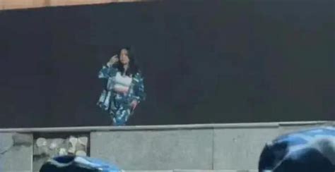 台下男生一片欢呼，不知是高兴还是感到惊讶。