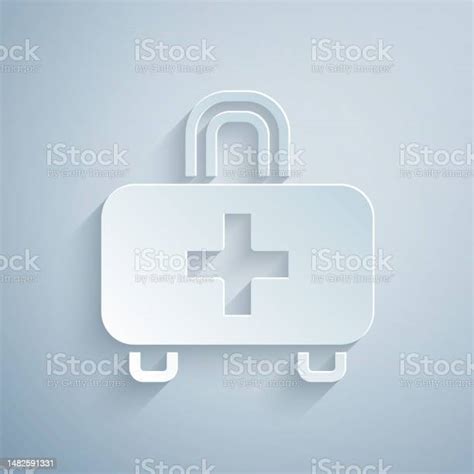 회색 배경에 격리 된 종이 절단 응급 처치 키트 아이콘 십자가가 있는 의료 상자 응급 의료 장비 헬스케어 개념 종이 아트 스타일 벡터 0명에 대한 스톡 벡터 아트 및 기타