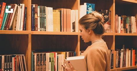 책을 들고 있는 여자 사진 Unsplash의 무료 책 이미지