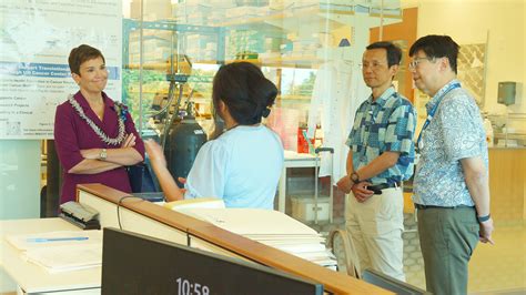 Uh President Hensel Takes Learning Tour Of Uh Cancer Center