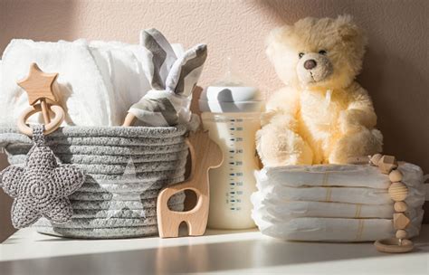 나무 장난감 곰 신발 우유 한 병 기저귀 와 기저귀의 스택 변경 테이블에 아기 용품 텍스트의 공간을 복사합니다 0명에 대한 스톡 사진 및 기타 이미지 Istock