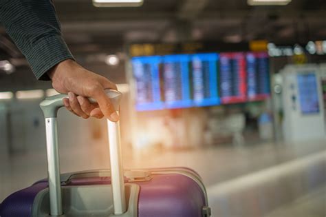 남자 손 국제 공항에서 비행 시간표에 체크인 수하물을 만지기를 닫습니다 개념에 대한 스톡 사진 및 기타 이미지 개념 건축 공항 Istock