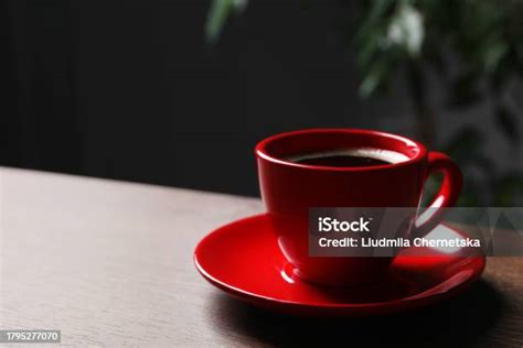 실내 나무 테이블에 향긋한 커피를 곁들인 빨간 컵 텍스트를 위한 공간 0명에 대한 스톡 사진 및 기타 이미지 0명 단일 이미지 도예 Istock