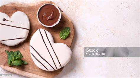 화이트 초콜릿 도넛과 사랑에 커플을위한 2 발렌타인 데이 음식을 위한 아침 식사 0명에 대한 스톡 사진 및 기타 이미지 0명 개념 계절 Istock