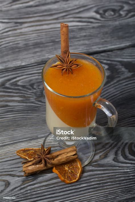 유리 잔에 젤리의 두 층 크림과 귤 젤리 젤리 계피 스틱 과 아니스 장식 향신료 근처 검은 색과 녹색 페인트 기모 보드의 표면에 0명에 대한 스톡 사진 및 기타 이미지