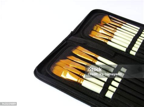 흰색 배경의 용기에 다양한 모양의 다양한 페인팅 브러시 0명에 대한 스톡 사진 및 기타 이미지 0명 개체 그룹 그림 그리기 Istock
