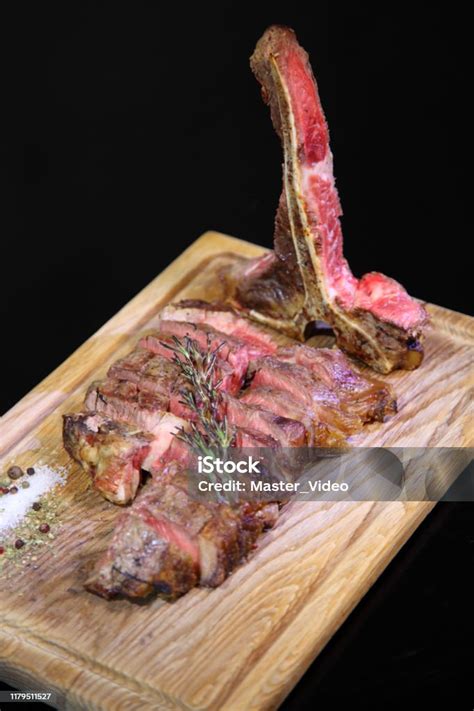 중간 크기의 스테이크는 소스와 조미료를 곁들인 나무 판에 조각으로 자릅니다 맛있는 스테이크 고급 요리에 대한 스톡 사진 및 기타 이미지 Istock