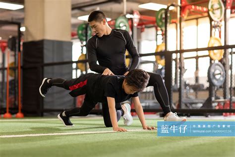男孩在教练的指导下进行体能训练 蓝牛仔影像 中国原创广告影像素材