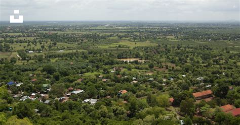나무로 둘러싸인 작은 마을의 공중 전망 사진 Unsplash의 무료 캄보디아 이미지