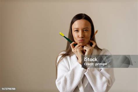 샤워 후 일상적인 절차에 종사하는 젊은 여성의 초상화 칫솔로 양치질 백설 공주의 미소 관리 미용 및 건강 양치질에 대한 스톡