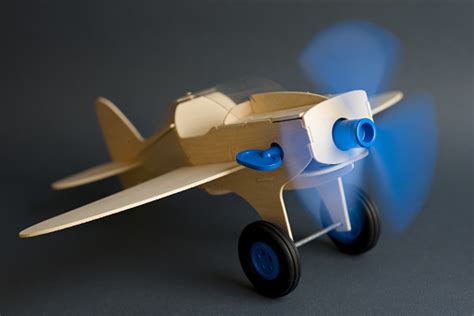 나무 비행기 장난감 또는 회전 프로 펠 러 어두운 배경에 고립 모델 교통수단에 대한 스톡 사진 및 기타 이미지 교통수단 날기 돌기 Istock