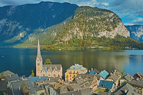 오스트리아 알프스의 아름 다운 경관 할 슈 타트 마운틴 빌리지 할 슈 타트 알프스 산맥의 화창한 날 호수 전망입니다 위치 리조트 빌리지 할 슈 타트 잘츠카머구트 오스트리아