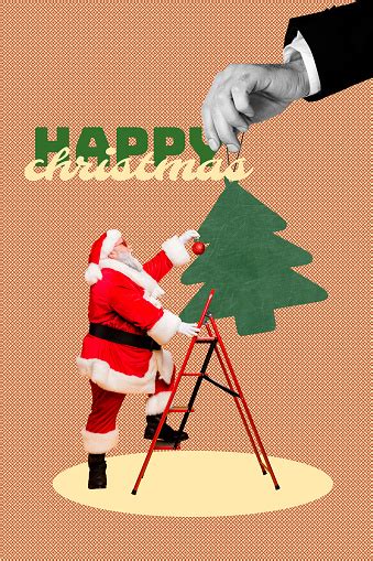 수직 콜라주 노인 산타 클로스 빨간 복장 오르막 사다리 위층 장식 상록 소나무 행복한 크리스마스 축하 1월에 대한 스톡 사진 및