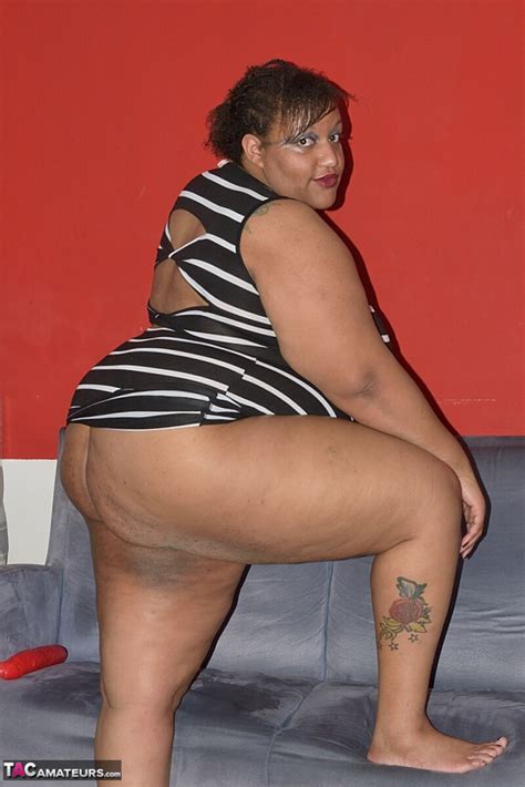 Ожиревшая негритянка Curvy Bunny B смазывает свои сиськи маслом перед тем как побаловаться с