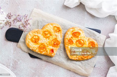 발렌타인 데이 축하를 위해 세트 테이블에 종이에 두 개의 하트 모양의 피자 클로즈업 위쪽 보기 0명에 대한 스톡 사진 및 기타 이미지 Istock