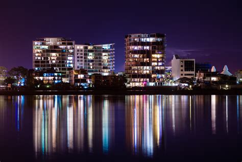 배경 화면 도시 불빛 반사 건물 장시간 노출 Cottontree 마루치 도르 퀸즐랜드 호주 선샤인 코스트 지평선 도시 경관 밤 5241x3511