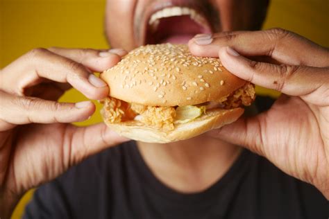 Refeiçãoràpida 갈망 길거리 음식 닭 튀김 당고머리 맛있는 먹을 준비 먹음직스러운 미국 요리 미식가 바삭바삭한 바삭한 치킨 빠른 식사 상추