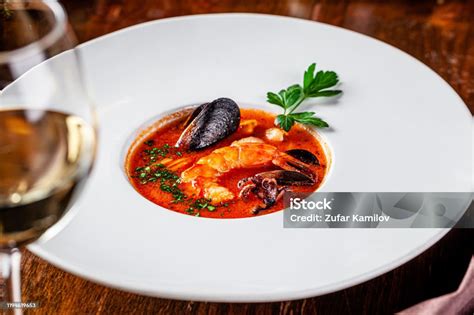 이탈리아 음식 개념입니다 오징어 문어 홍합을 곁들인 해산물을 곁들인 유럽식 치오피노 토마토 수프 이탈리안 레스토랑에서 요리를