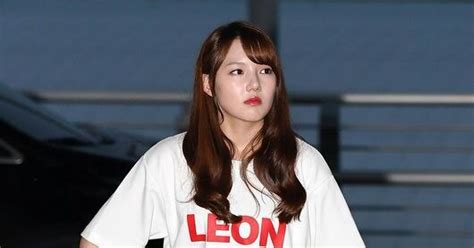 [사진]여자친구 예린 핫팬츠 출국 패션