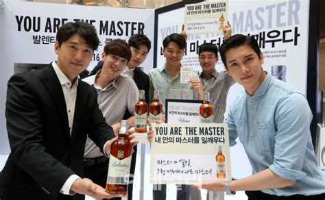 포토 발렌타인 마스터스 젊은 옷 입다