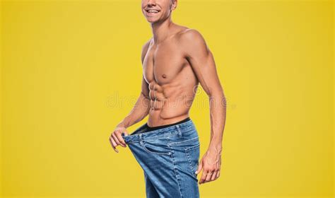 蓝色背景下黑色内裤的迷人体型男模特展示腹部躯干 体型帅帅 库存图片 图片 包括有 ÿæ è åš 182647167
