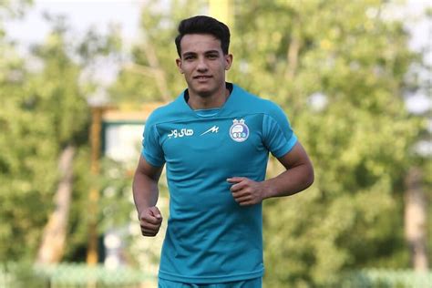 امیرحسین حسین زاده شاهد باخت شارلوا عکس طرفداری