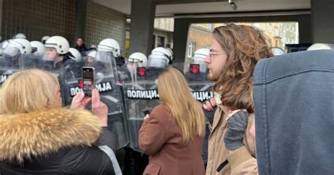 За време на гласањето за смена на градоначалникот на Нови Сад демонстрантите се обидоа да