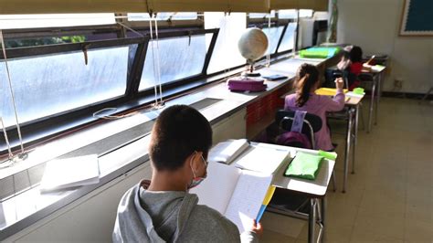 Около 1 млн ученици ще започнат присъствено учебната година в Ню Йорк Новини бг