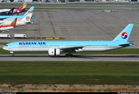 Hl8275 Korean Air Boeing 777 3b5er Photo By Rk Id 881490