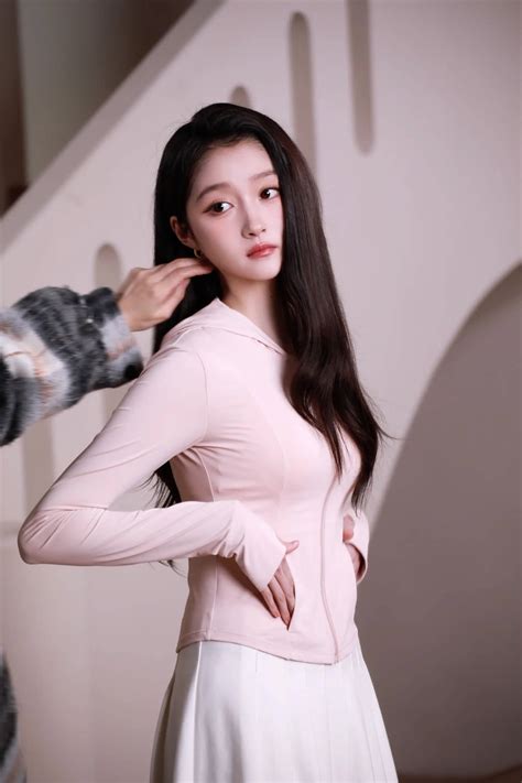 关晓彤穿紧身瑜伽服秀好身材 温柔甜美腰臀比超绝 搜狐大视野 搜狐新闻