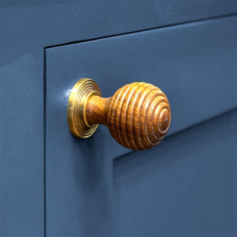 Woodbrass Beehive Reeded Knob On Flat Reeded Rose 55mm1188